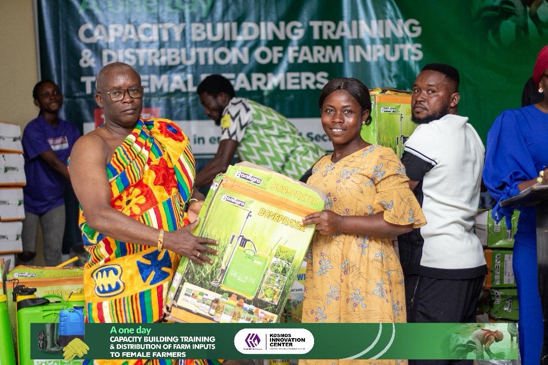 WAN-Hive Ghana Distributes Over 800 Farm Inputs to 200 Female Farmers ...